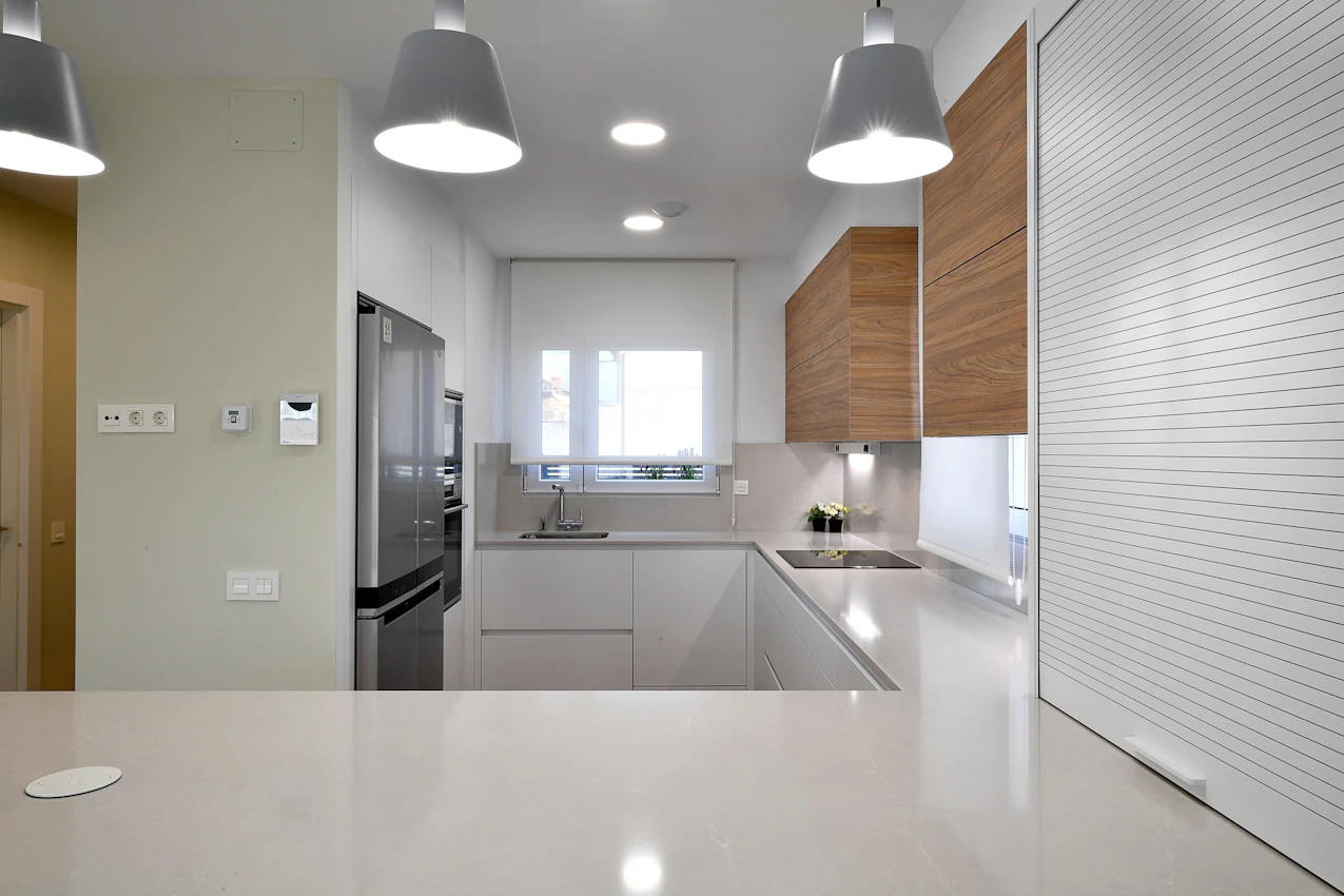 Cocina blanca mate y madera con península abierta al salón CJR