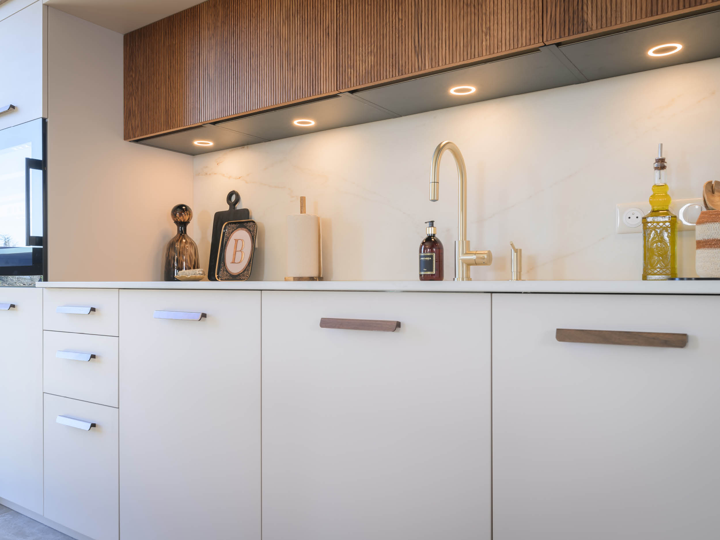 Bois rainuré et Dekton