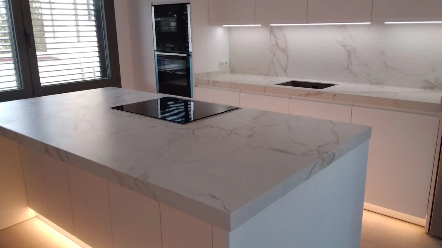 Cocina con isla en Dekton entzo