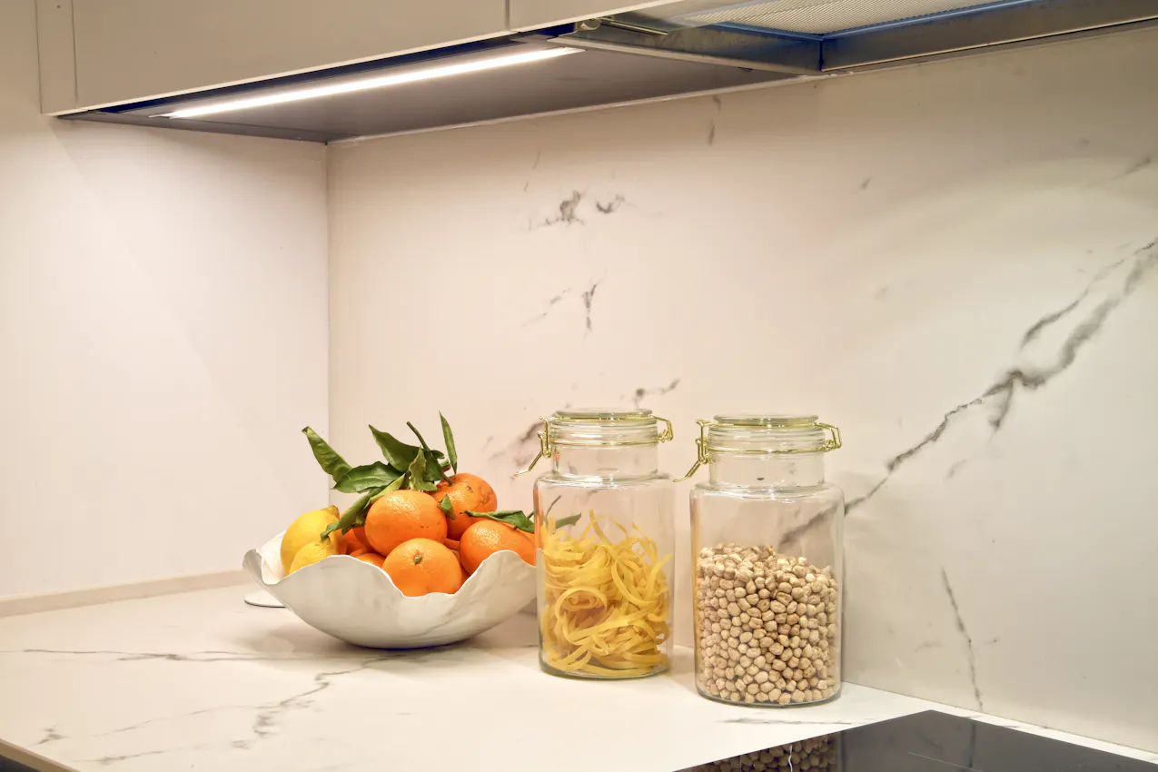 Cocina pequeña blanca y madera con peninsula Dekton Kairos - CJR
