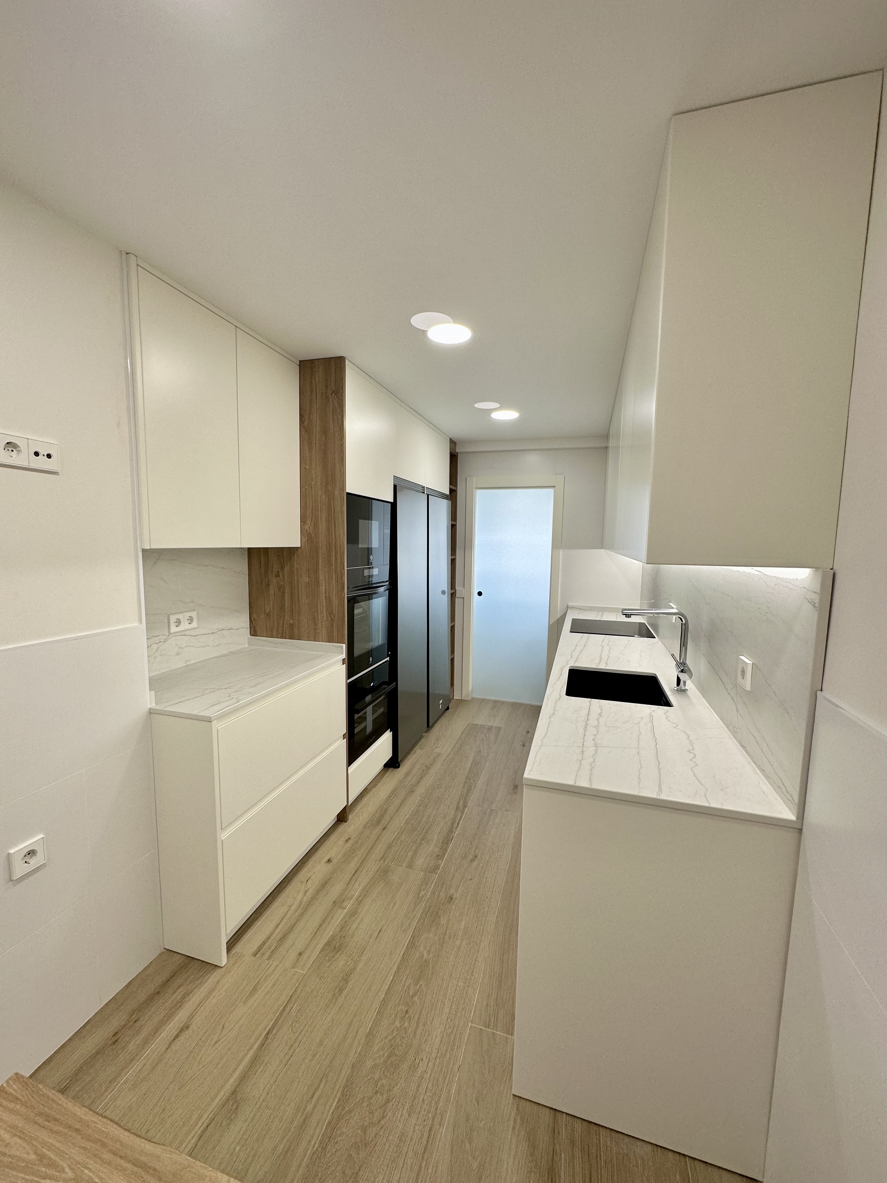 "Cocina Blanco y Madera" Dekton Neural