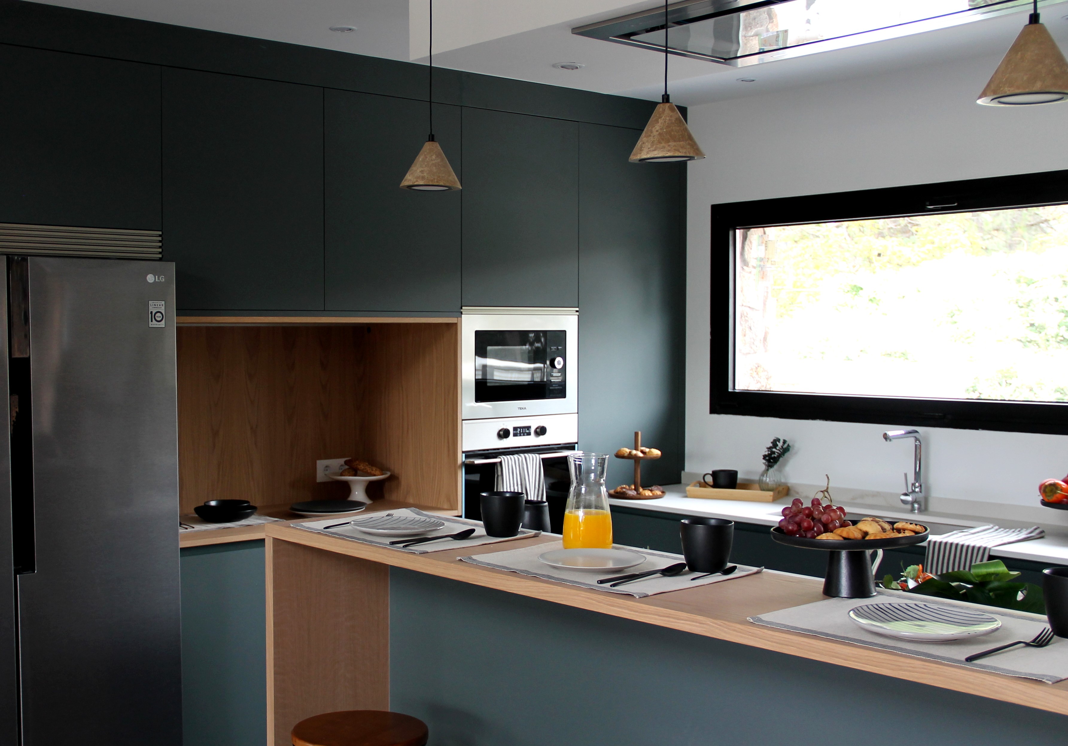 Cocina en verde laurel y madera