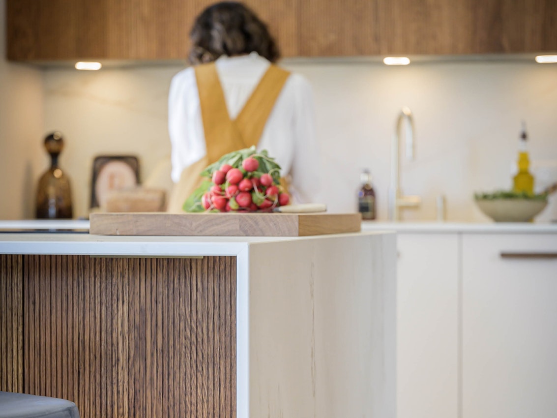 Bois rainuré et Dekton