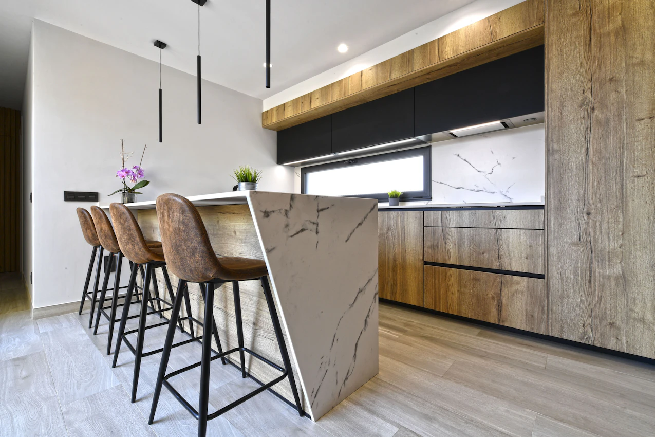 Cocina moderna en U con peninsula madera y Dekton - CJR