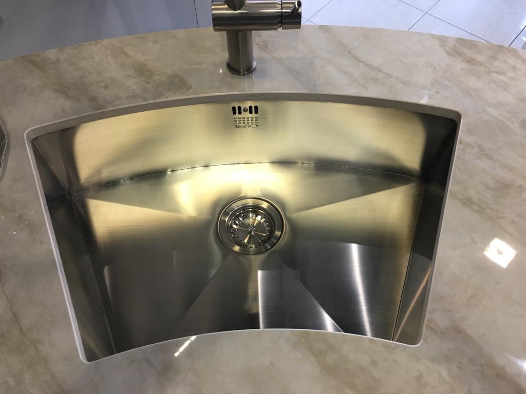 Rounded kitchen with Dekton Arga Countertop