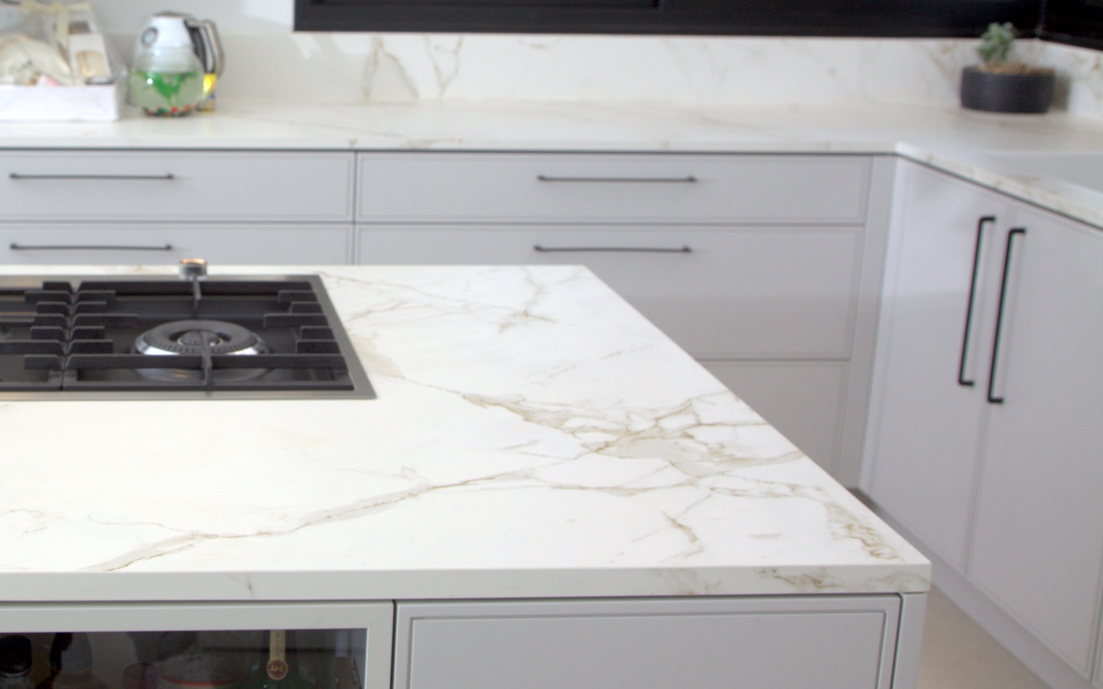 DEKTON ENTZO EVEN YEHUDA