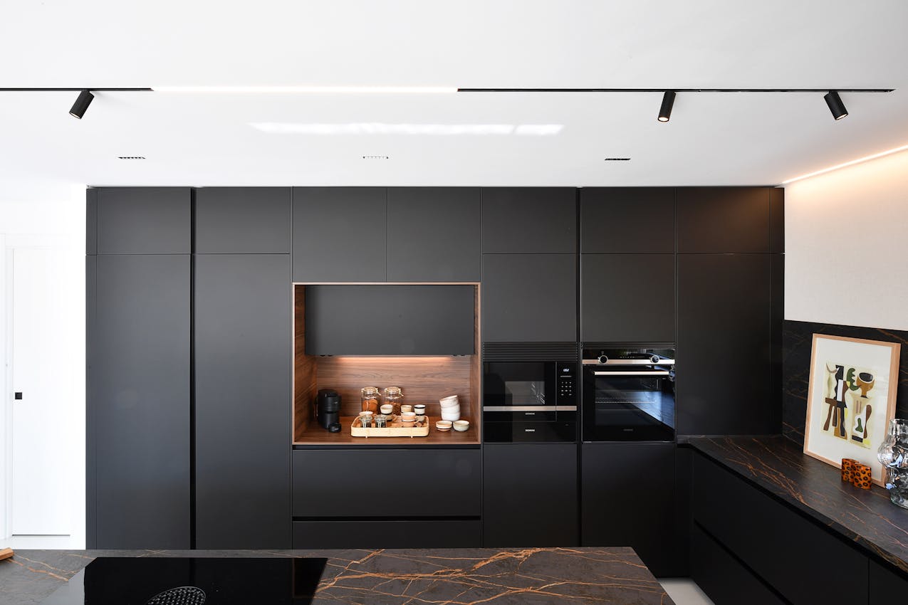 Cocina negra mate moderna con isla Dekton Laurent - CJR