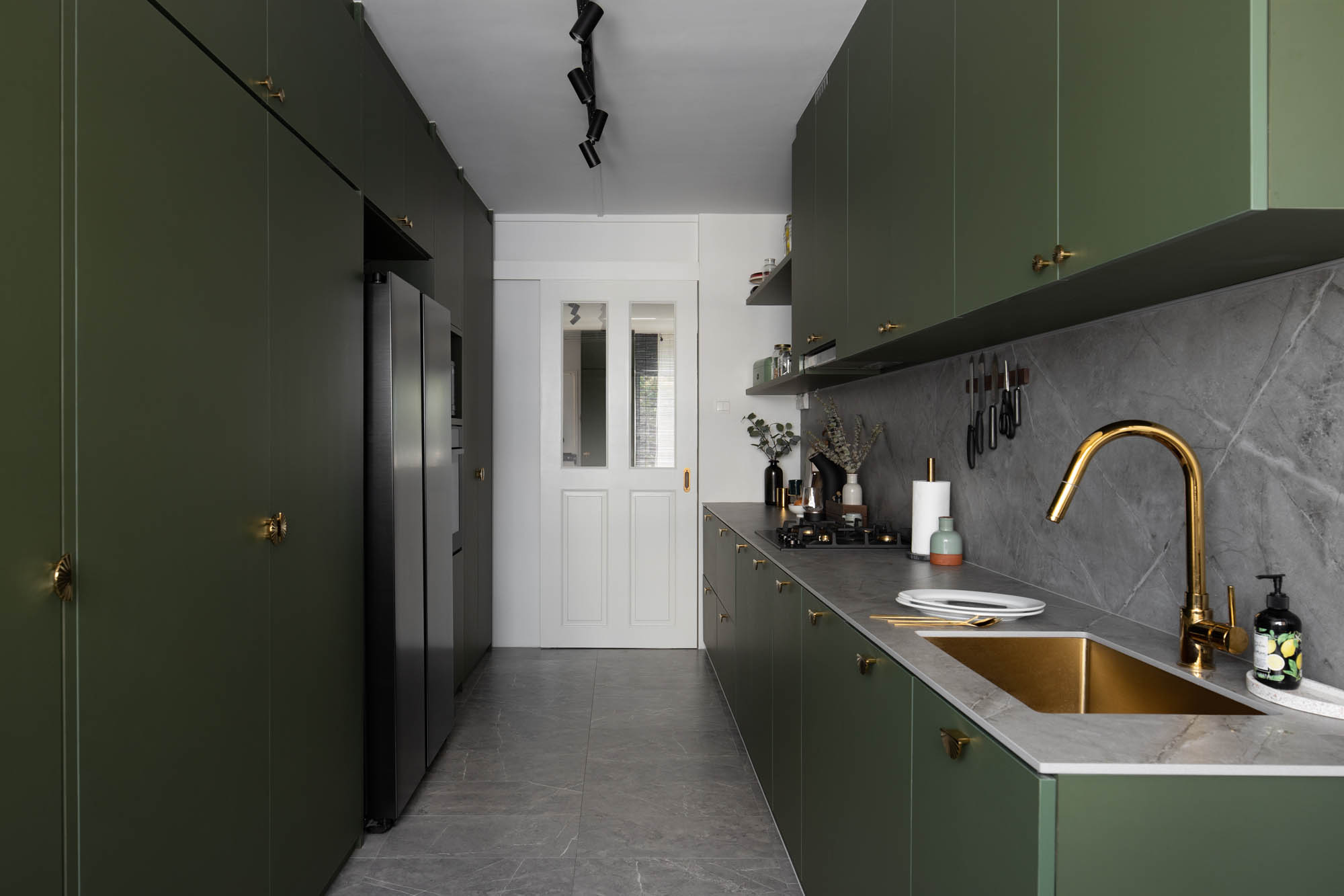 A strong gray tone