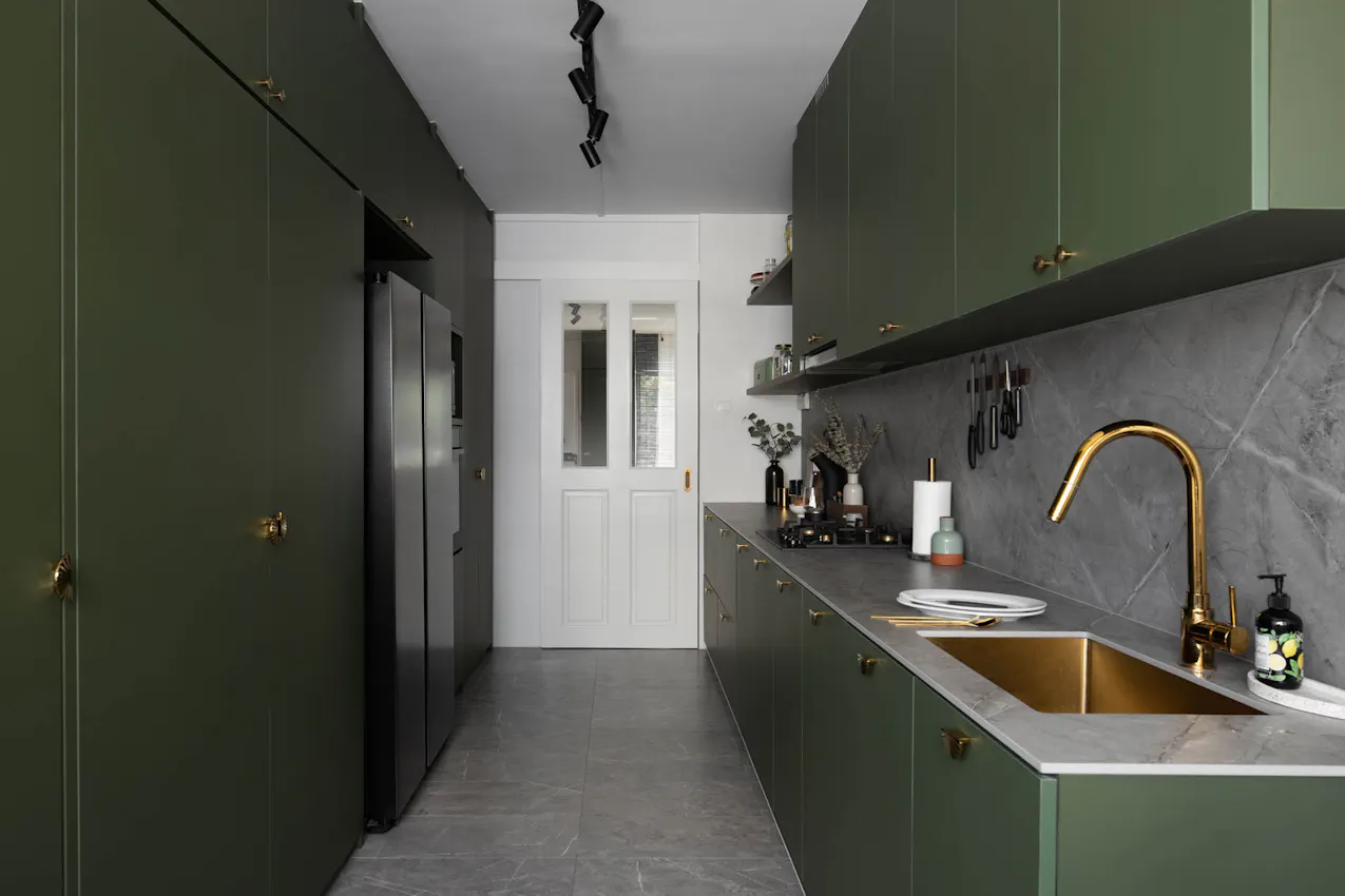 A strong gray tone