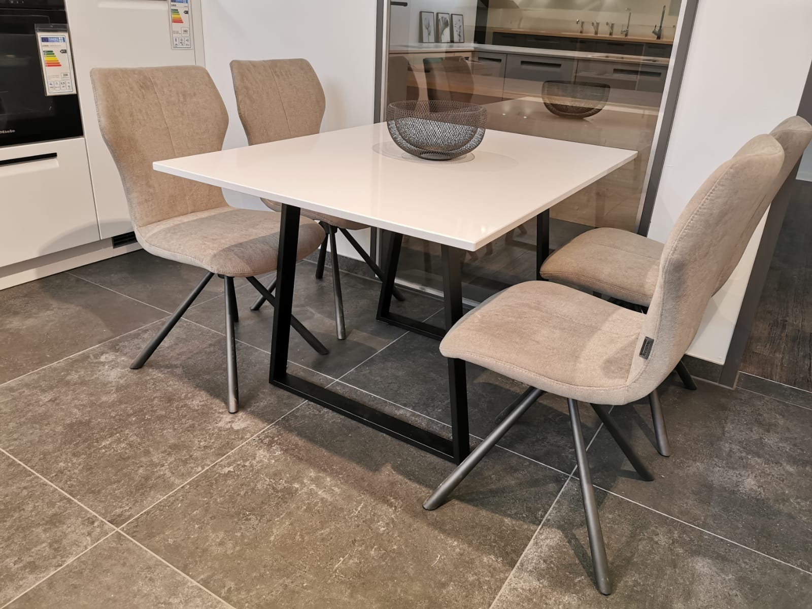Arbeitsplatten und Tisch aus Silestone