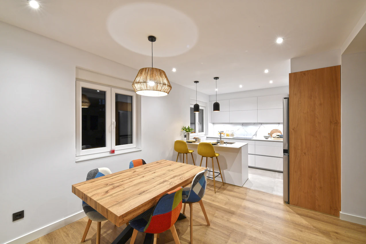 Cocina pequeña blanca y madera con peninsula Dekton Kairos - CJR