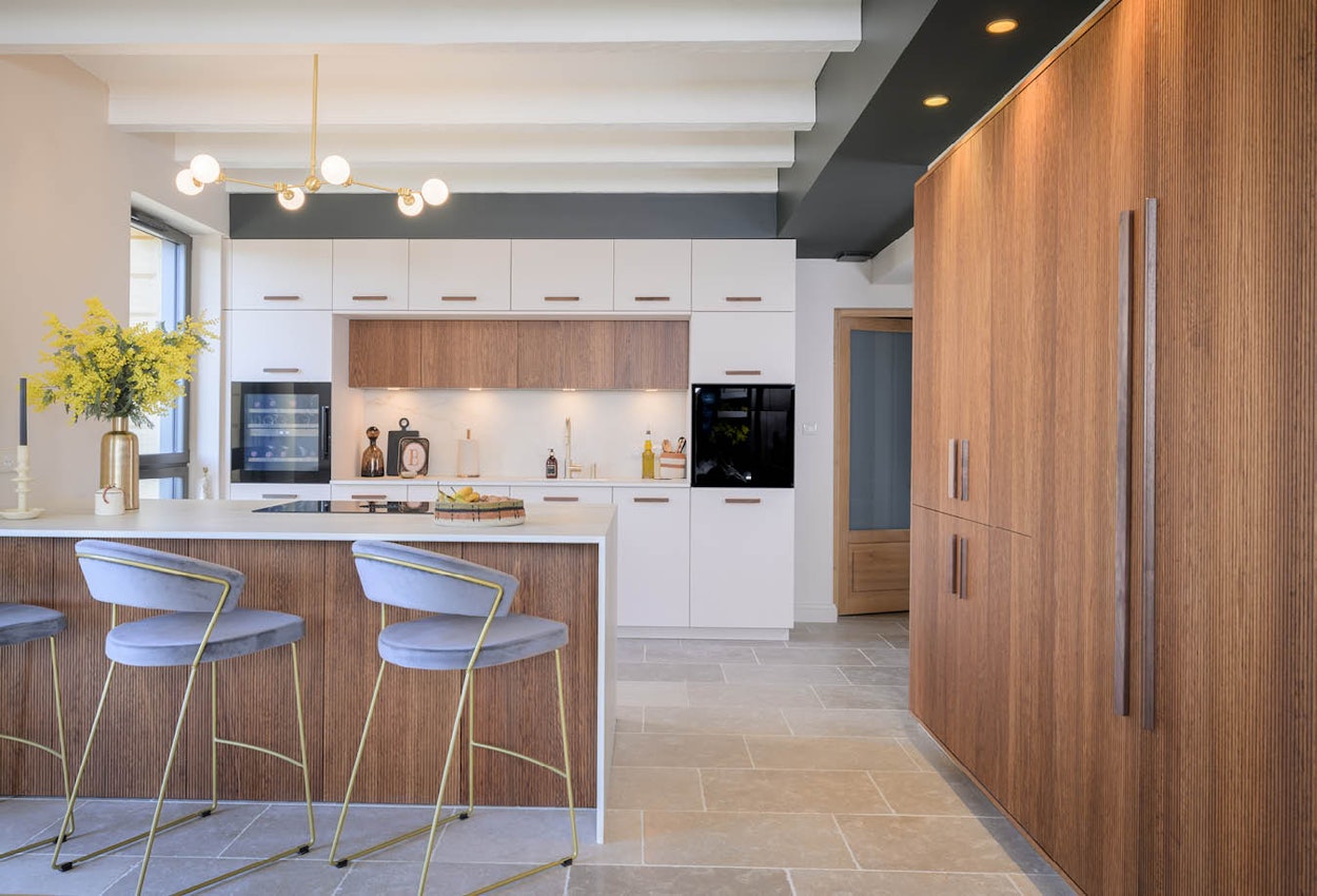 Bois rainuré et Dekton