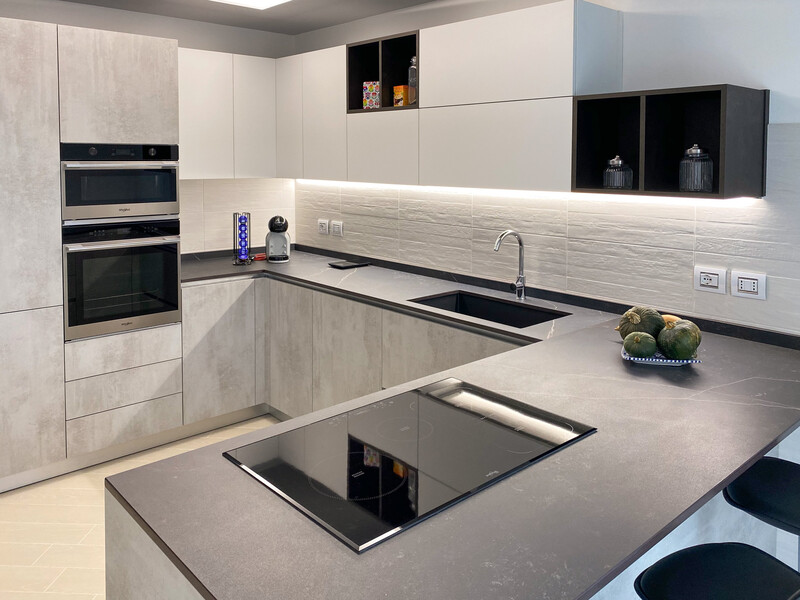 Cucina con top in Dekton K