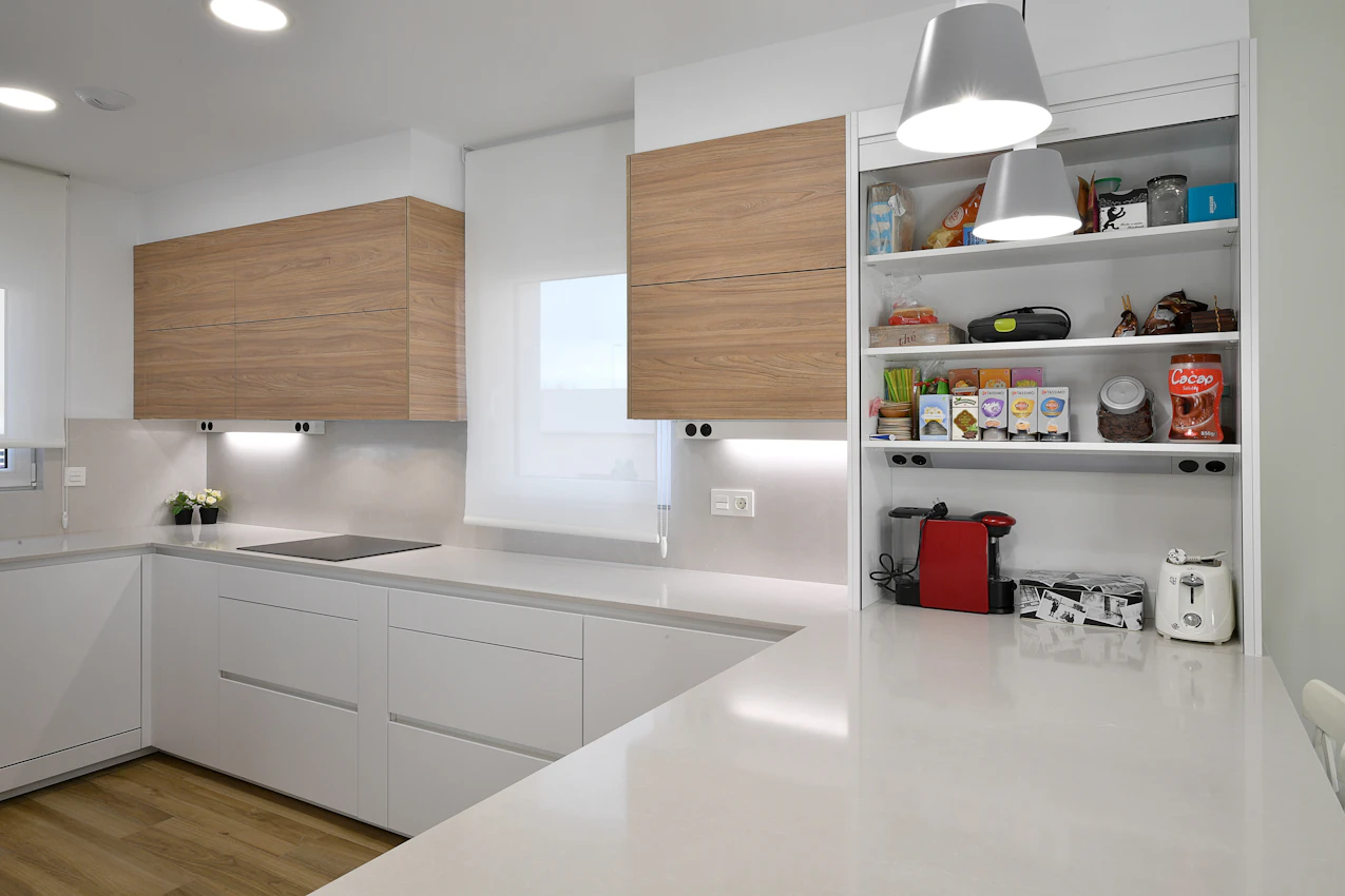 Cocina blanca mate y madera con península abierta al salón CJR