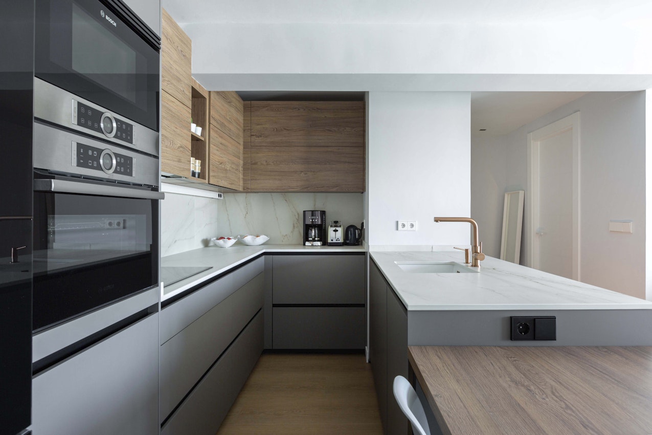 Cocina pequeña abierta en U gris y madera - CJR