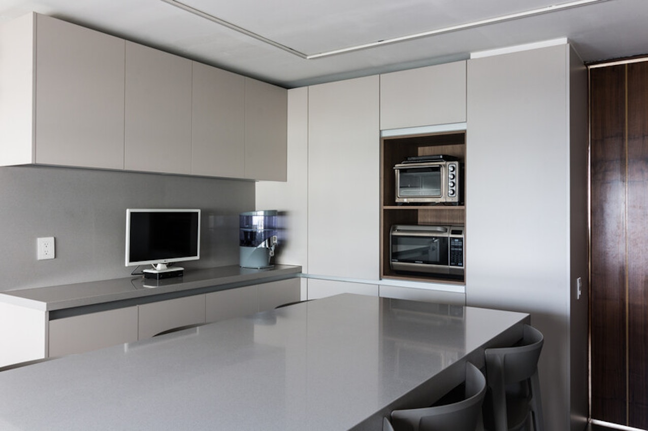 Neutral grey kitchen by Vitelier