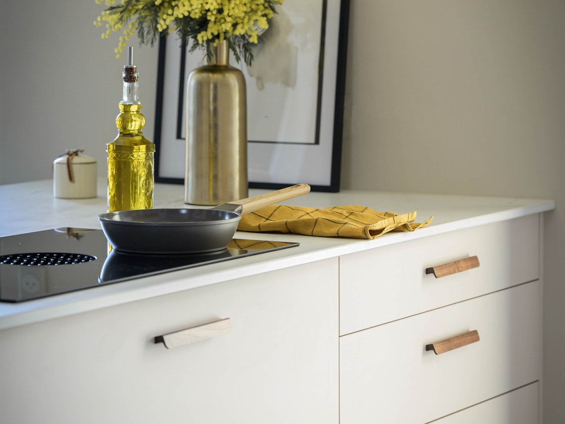 Bois rainuré et Dekton