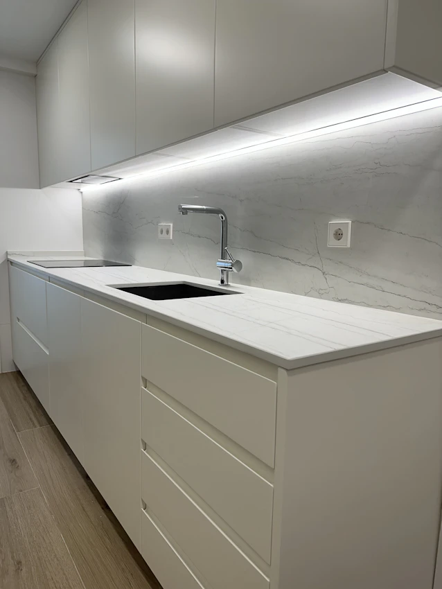 "Cocina Blanco y Madera" Dekton Neural