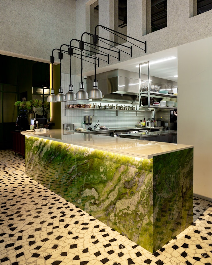 Päris Resto with bar and tables in Dekton