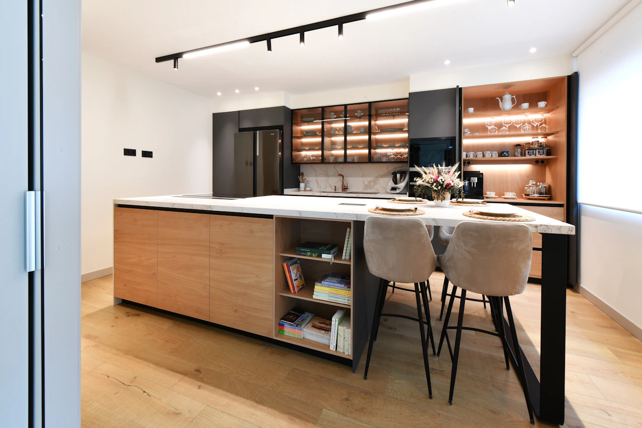 Cocina gris y madera con isla y barra Dekton