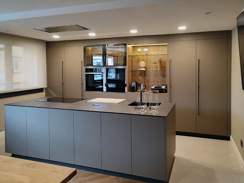 Cocina en color arcilla para reuniones memorables