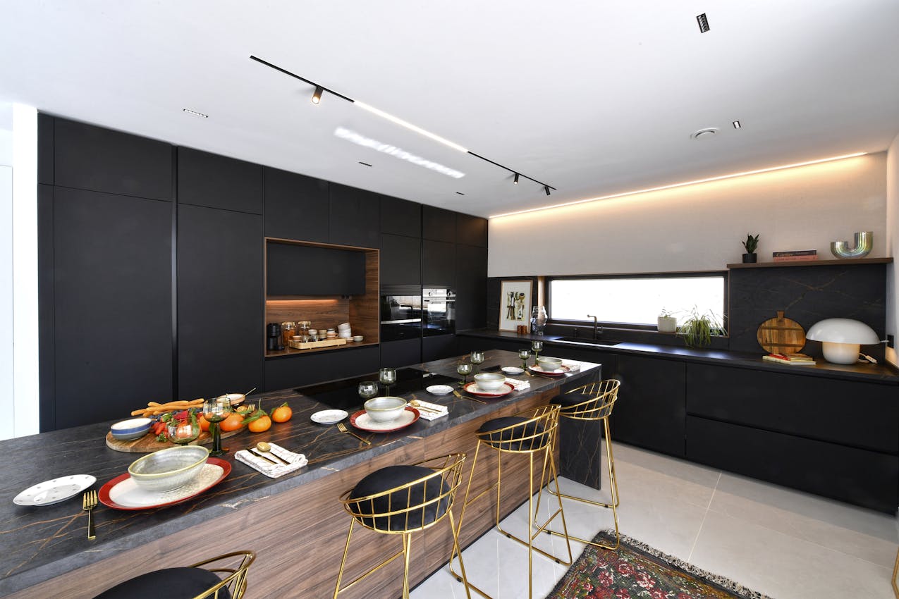 Cocina negra mate moderna con isla Dekton Laurent - CJR