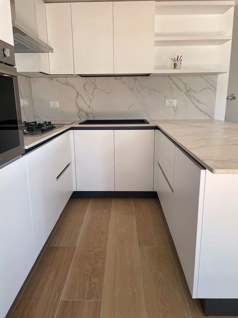 Kitchen Total White & Entzo