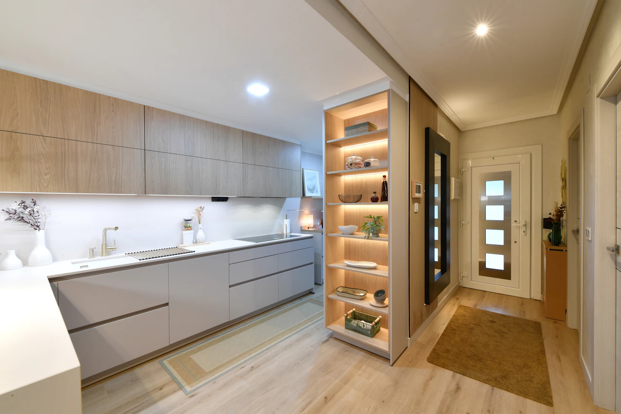 Cocina cashmere y madera con barra abierta al salon Cocinas CJR
