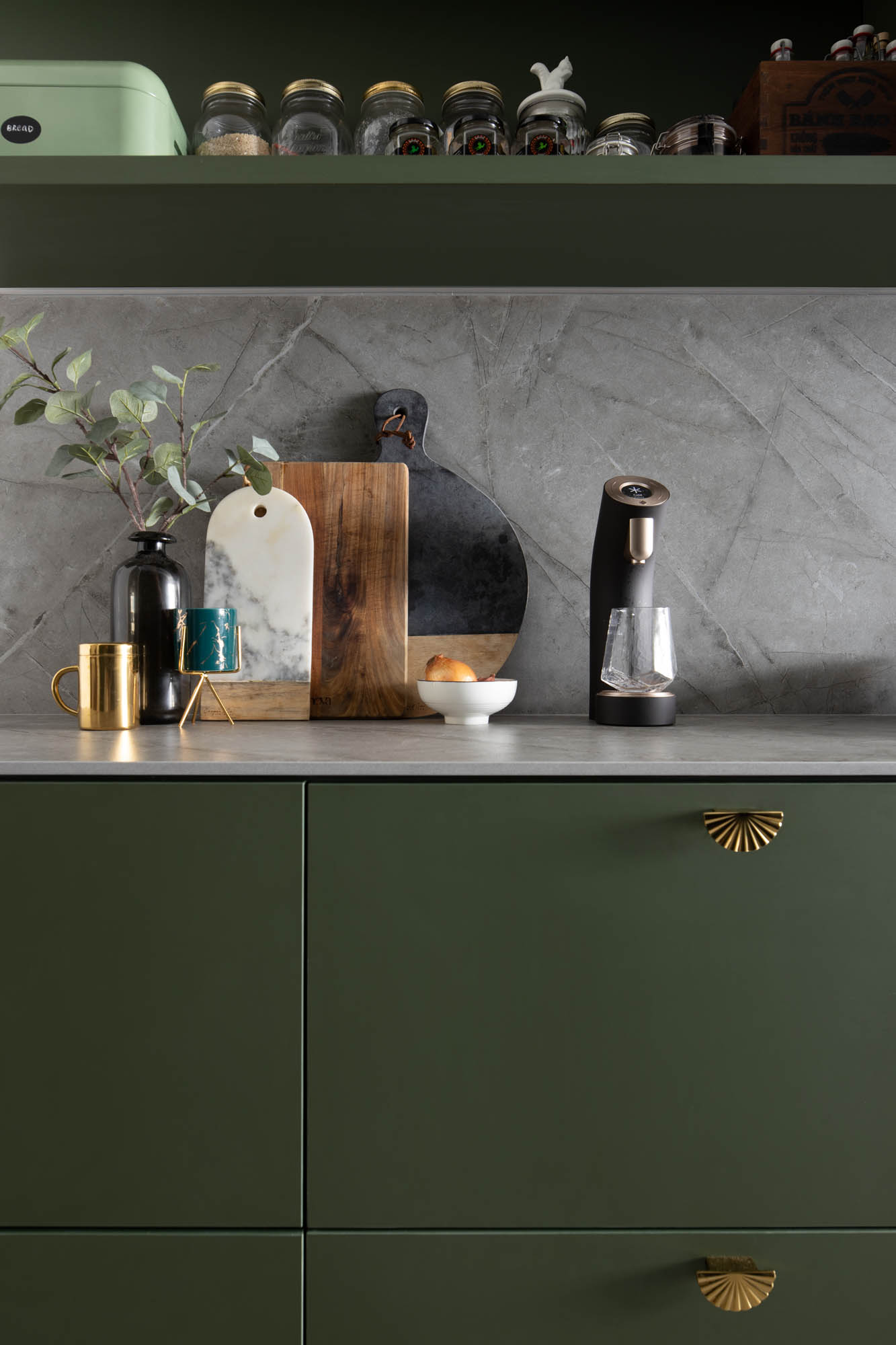 A strong gray tone