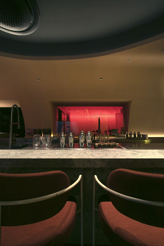 Bar Lady Bee