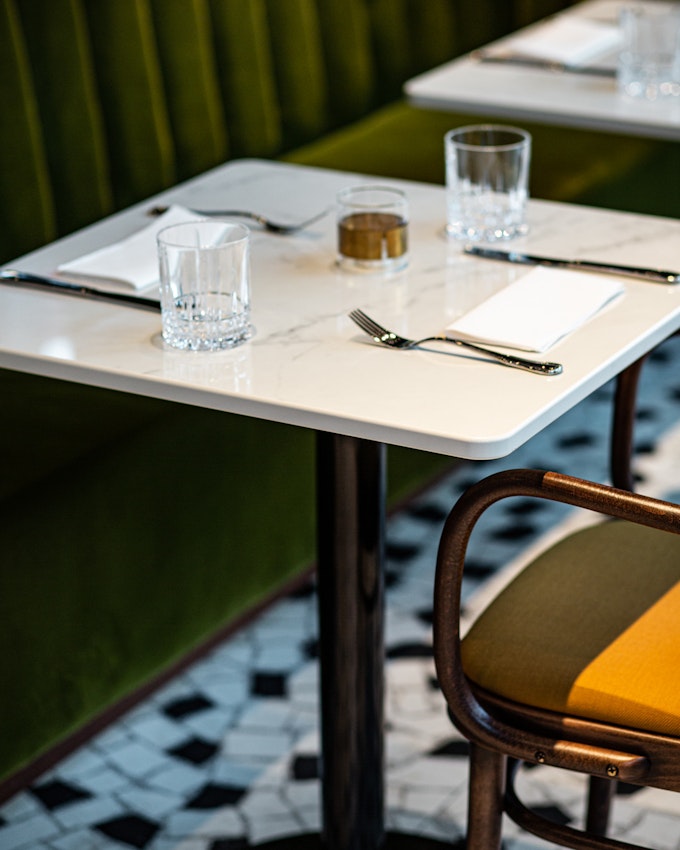 Päris Resto with bar and tables in Dekton