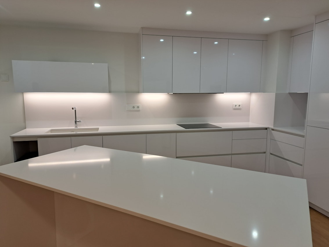 Cocina alto brillo blanco y Silestone