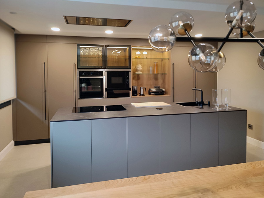 Cocina en color arcilla para reuniones memorables