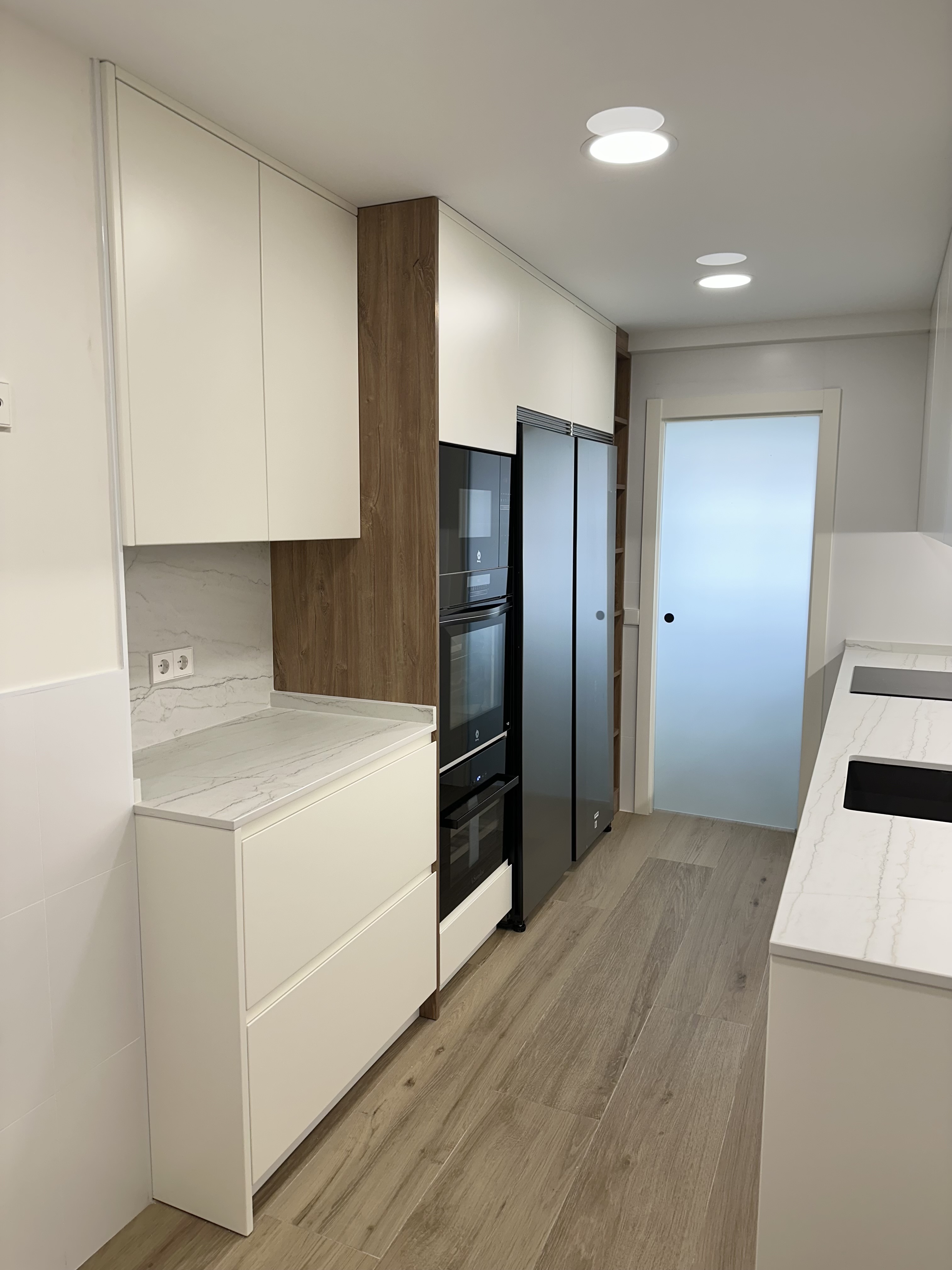 "Cocina Blanco y Madera" Dekton Neural