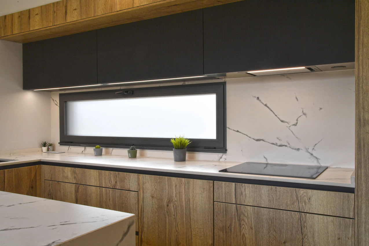 Cocina moderna en U con peninsula madera y Dekton - CJR