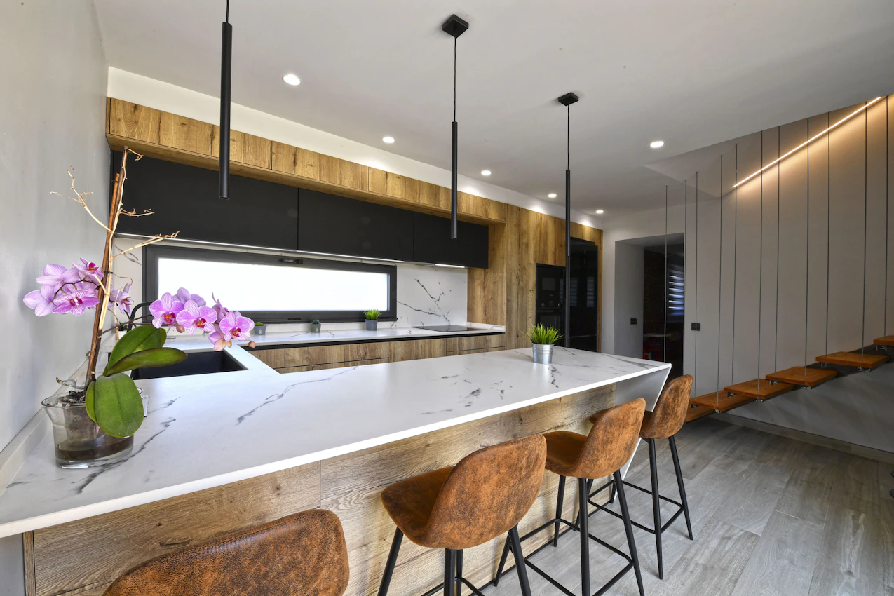Cocina moderna en U con peninsula madera y Dekton - CJR