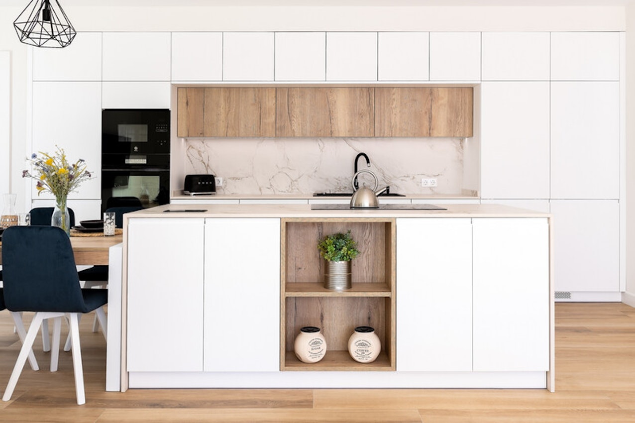 Cocina blanca y madera con puente e isla central Cocina blanca y madera con puente e isla central