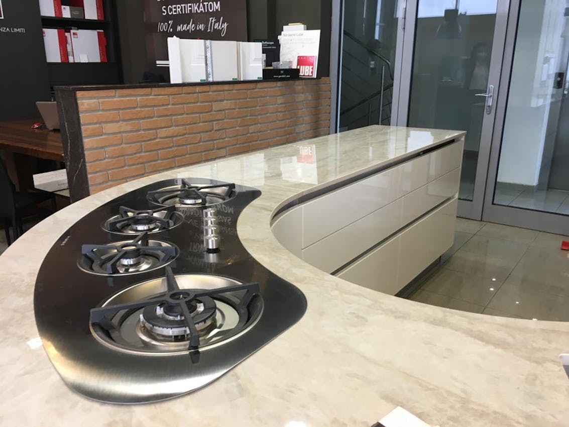 Rounded kitchen with Dekton Arga Countertop