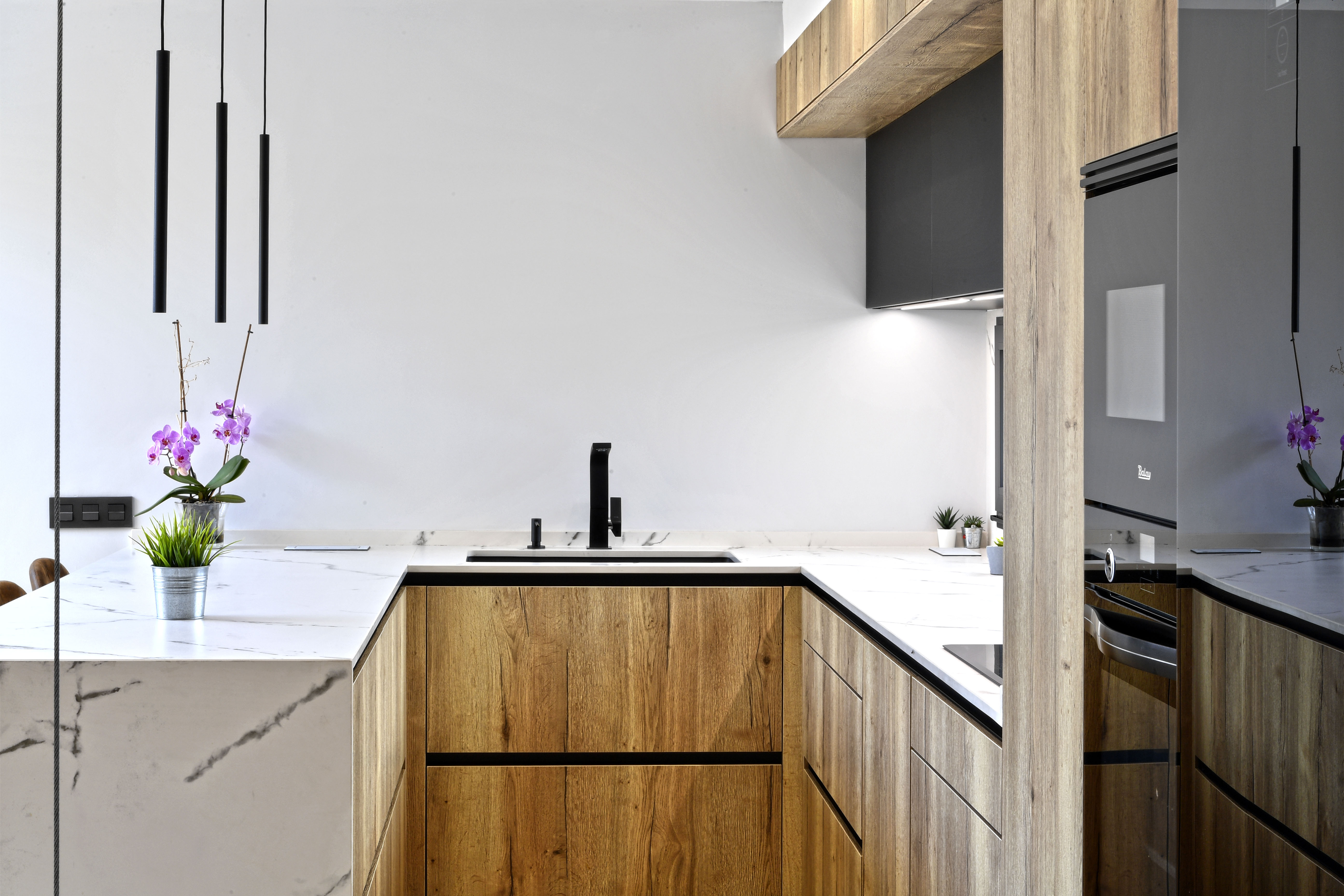 Cocina moderna en U con peninsula madera y Dekton - CJR