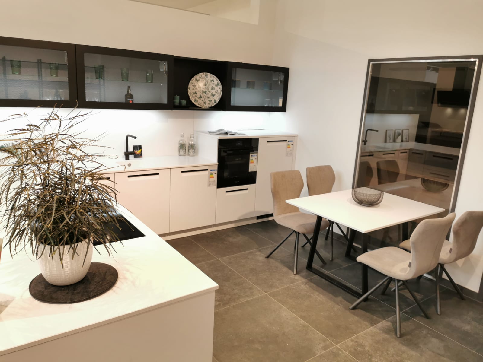 Arbeitsplatten und Tisch aus Silestone