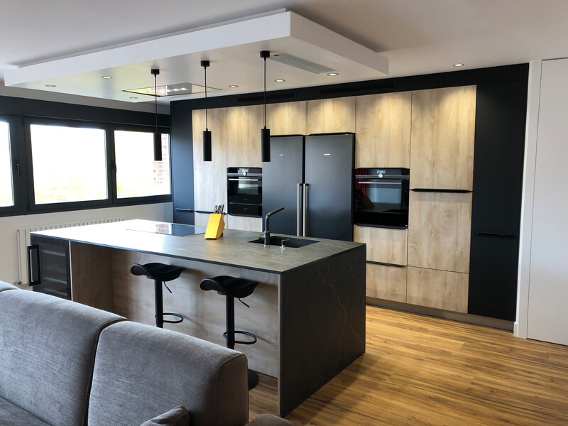Cocina con placa y fregadero en Isla