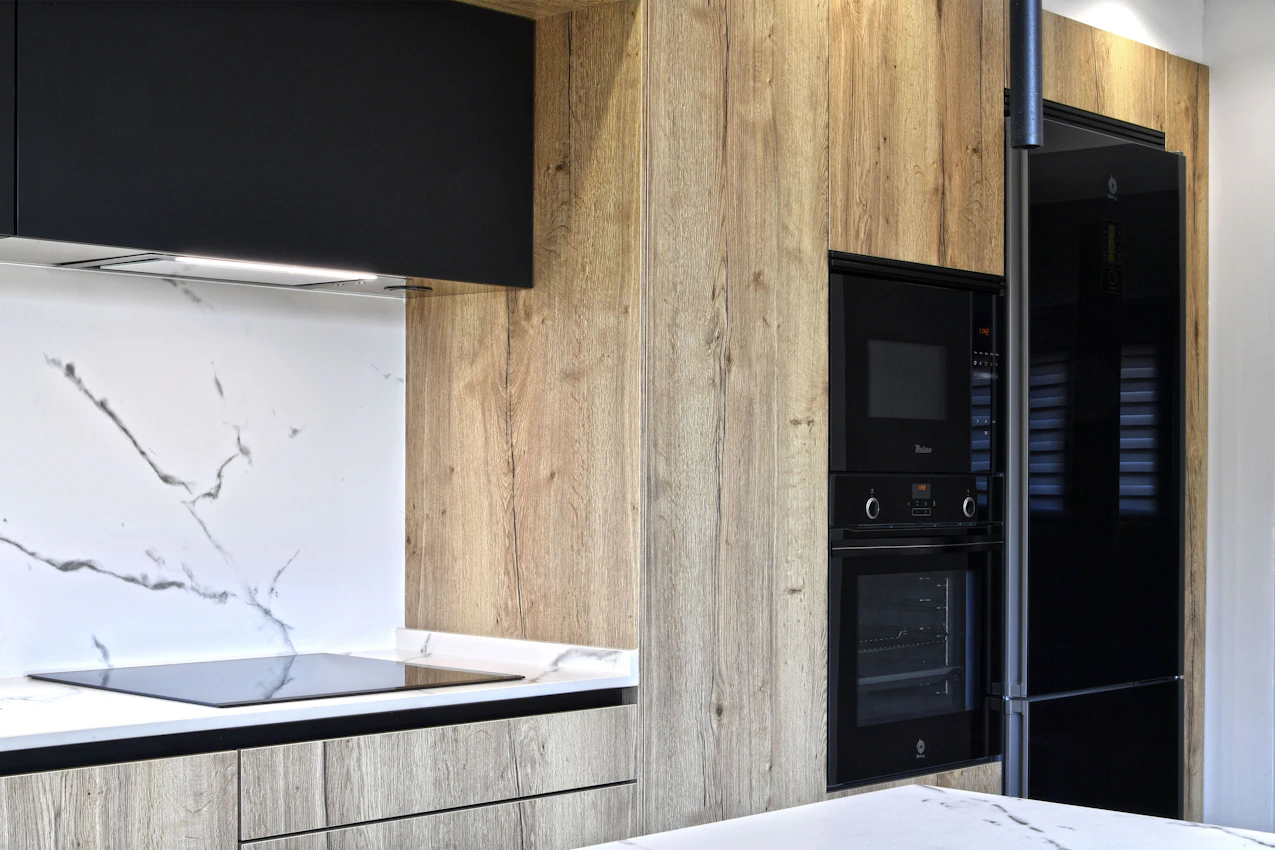 Cocina moderna en U con peninsula madera y Dekton - CJR