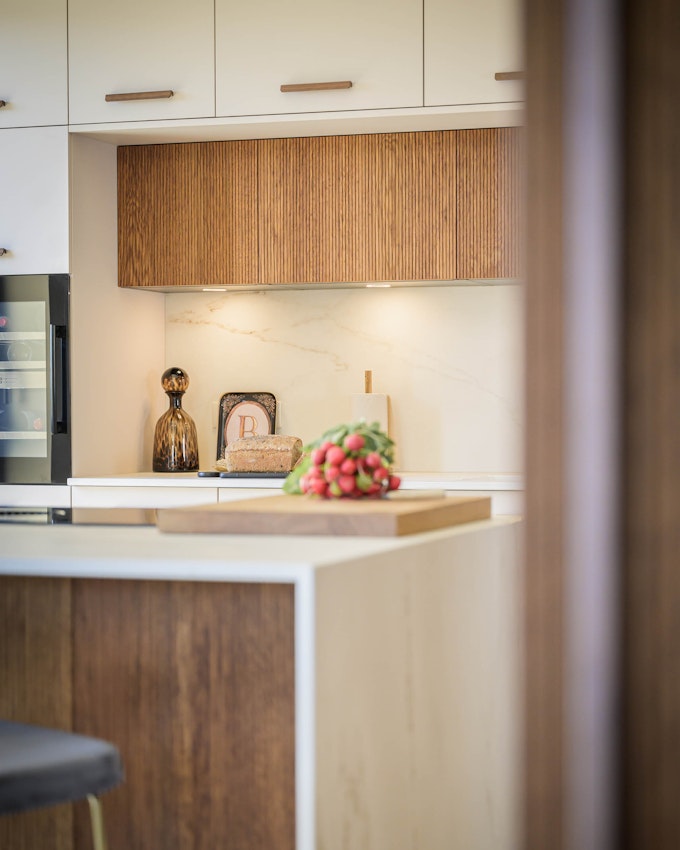 Bois rainuré et Dekton