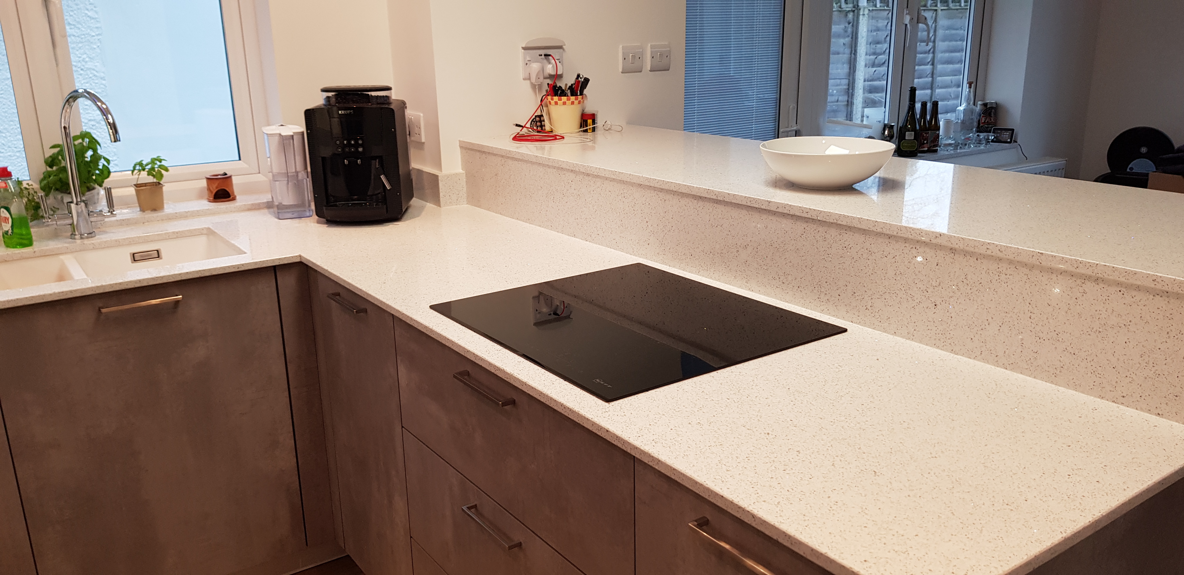 Concreate with Silestone Blanco Stellar