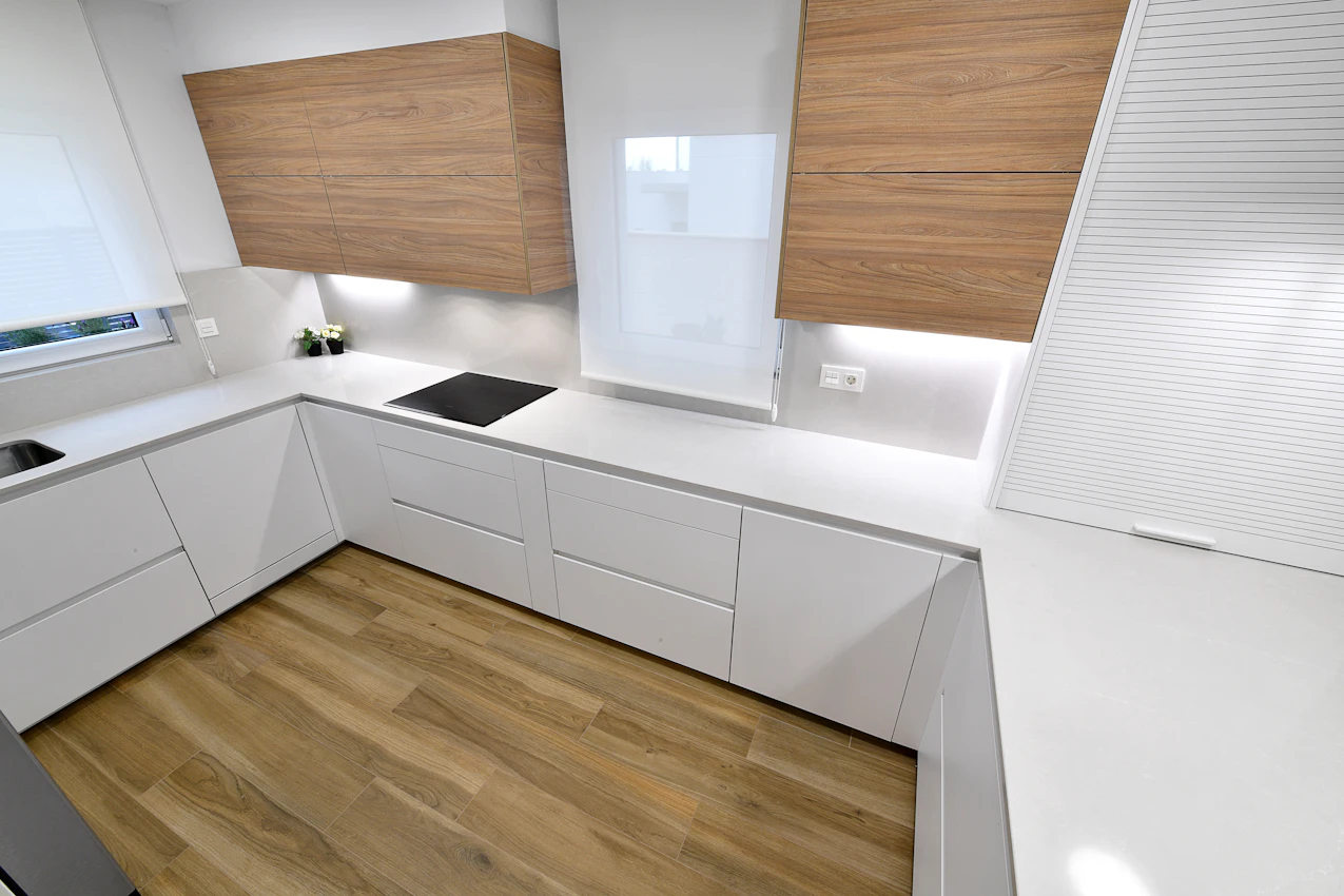 Cocina blanca mate y madera con península abierta al salón CJR