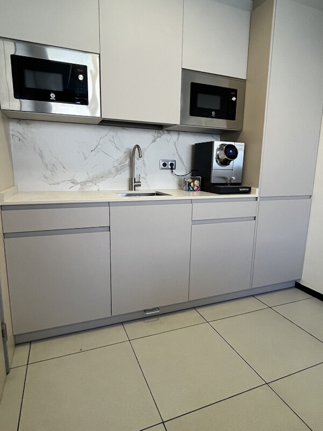 Office en color visón con Dekton