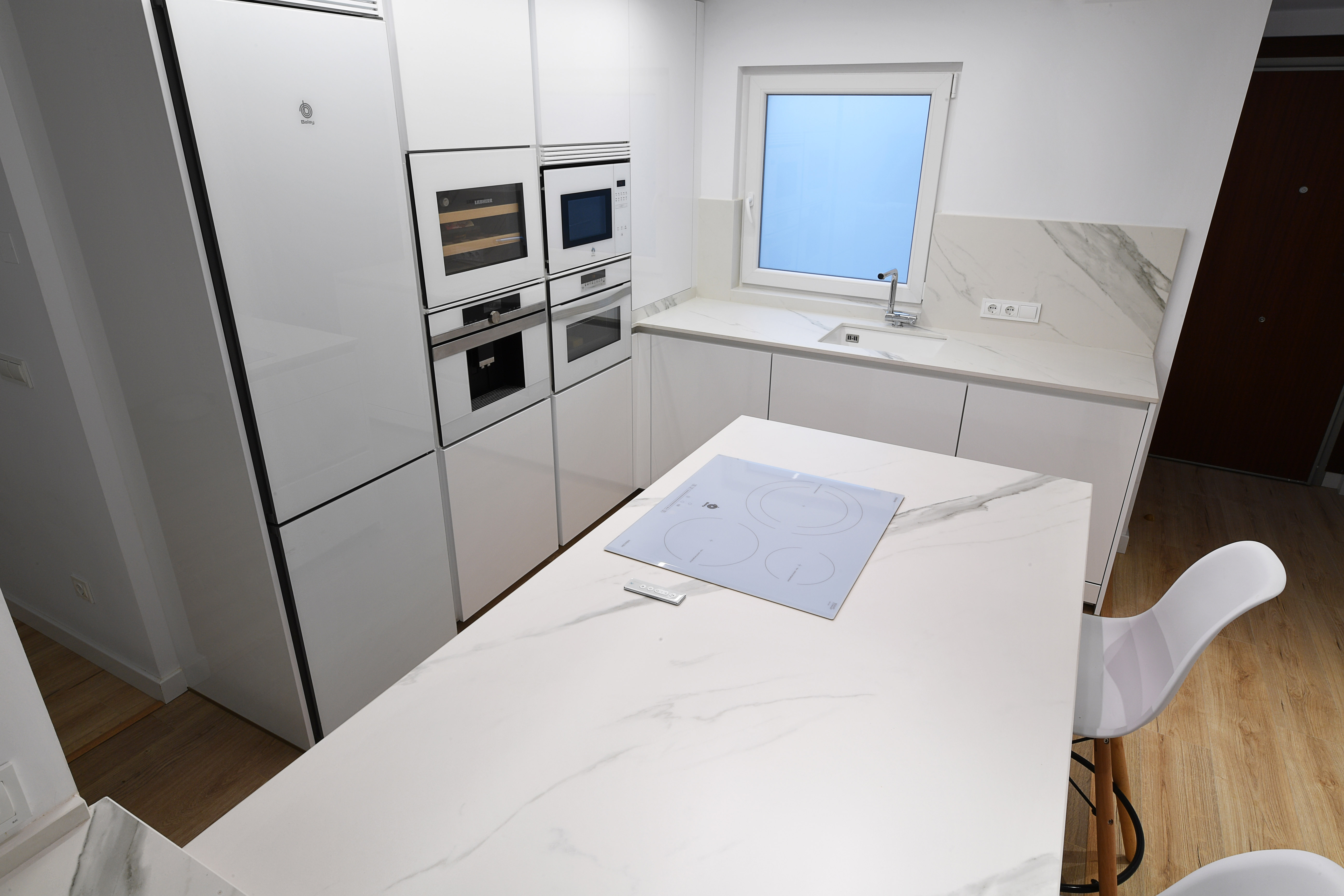 Cocina en blanco Dekton Opera - CJR