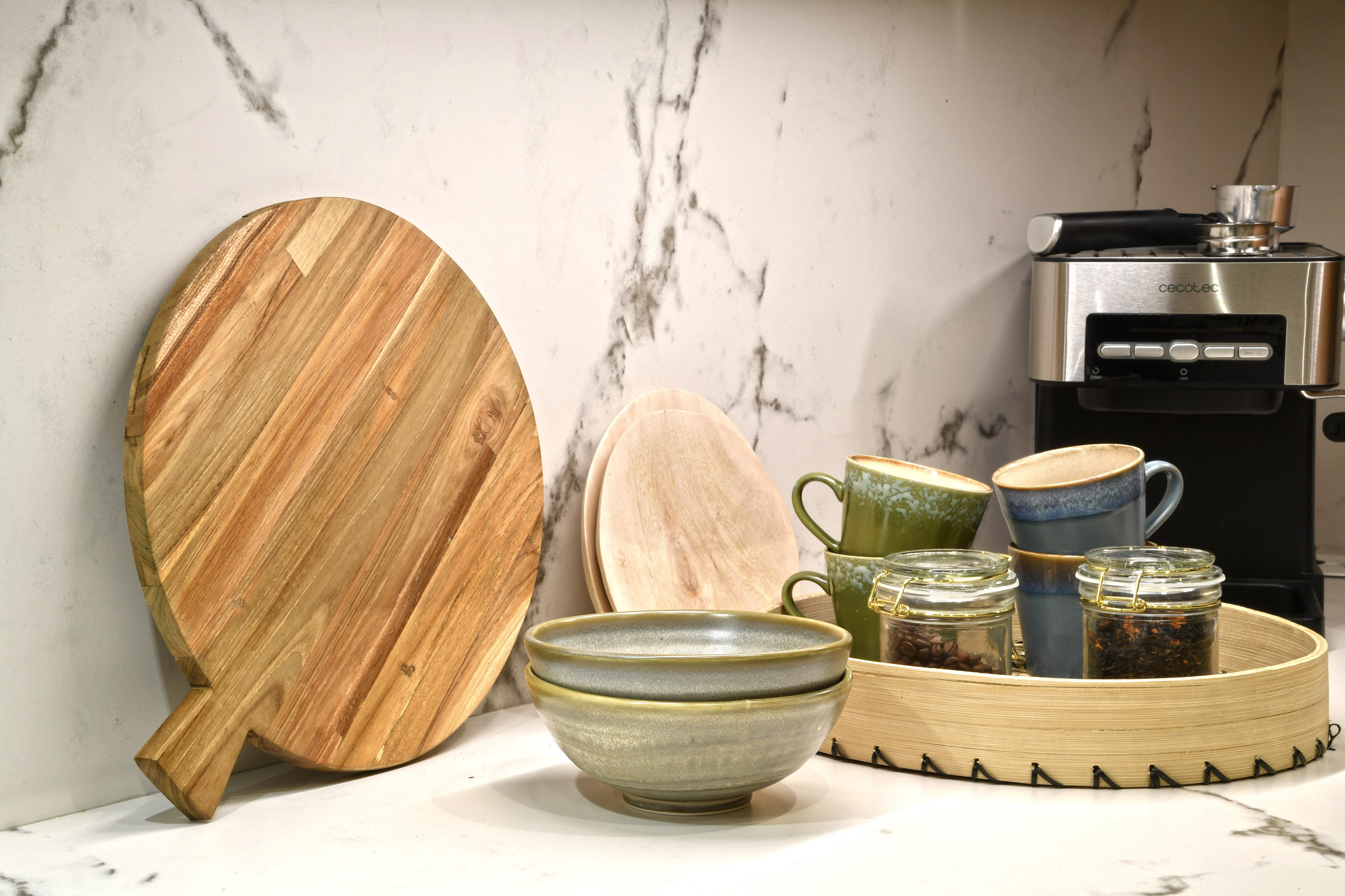 Cocina pequeña blanca y madera con peninsula Dekton Kairos - CJR