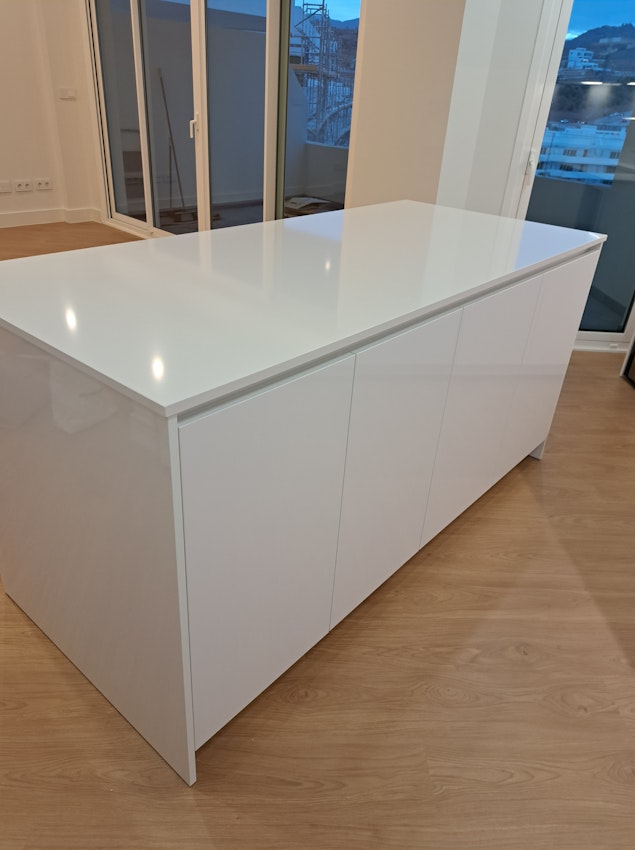 Cocina alto brillo blanco y Silestone