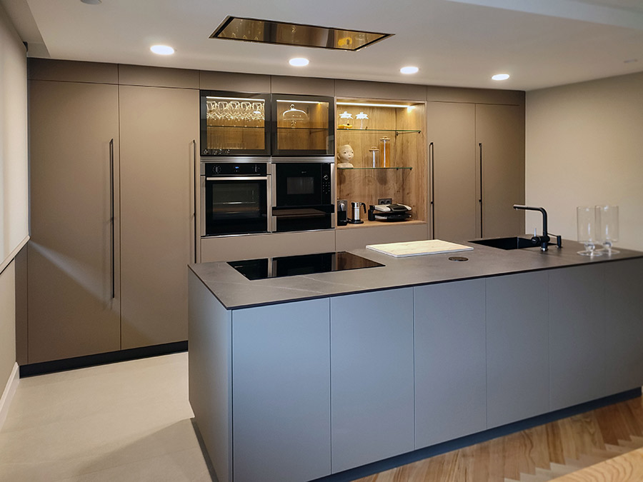 Cocina en color arcilla para reuniones memorables